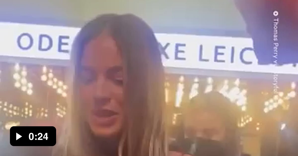 When Margot Robbie spoke in sign language to a deaf fan - 9GAG
