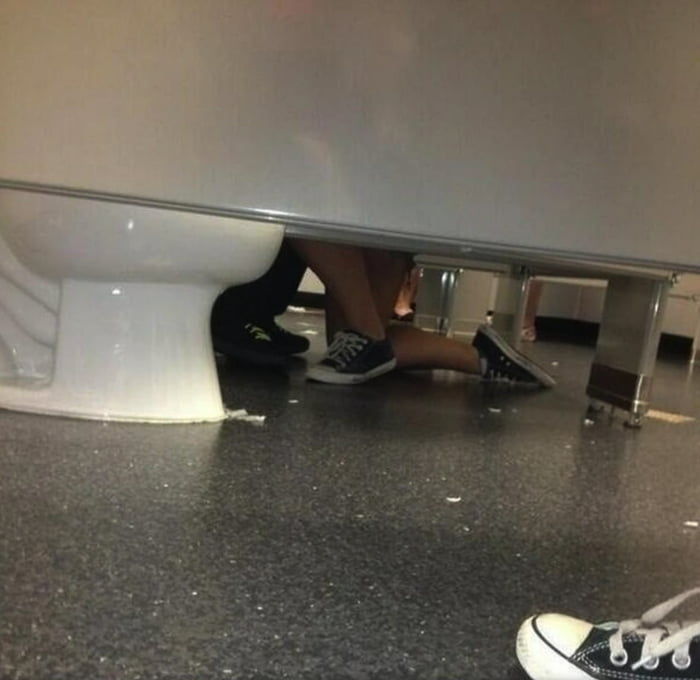 Woman proposing to a guy in a bathroom - 9GAG