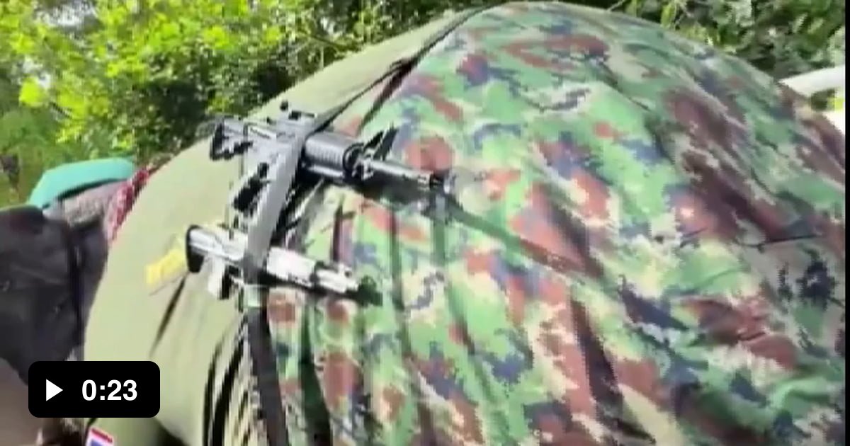 Dont know if anyone posted this yet but its fking hillarius Cambodia-Thai war - 9GAG