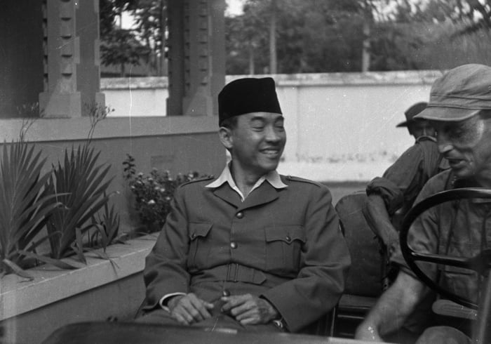 Indonesian revolutionary & President Sukarno laughing at the Dutch ...