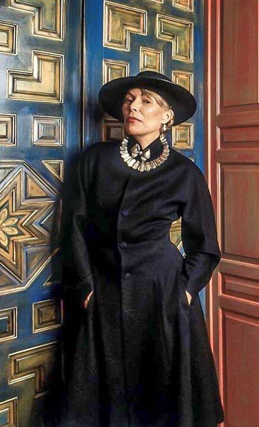 Joni Mitchell at her home in Los Angeles, 1991 (photo by Guido Harari ...