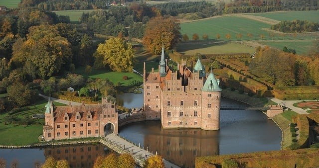 Egeskov castle: Funen, Denmark, build in 1554. The castle is Europe's ...
