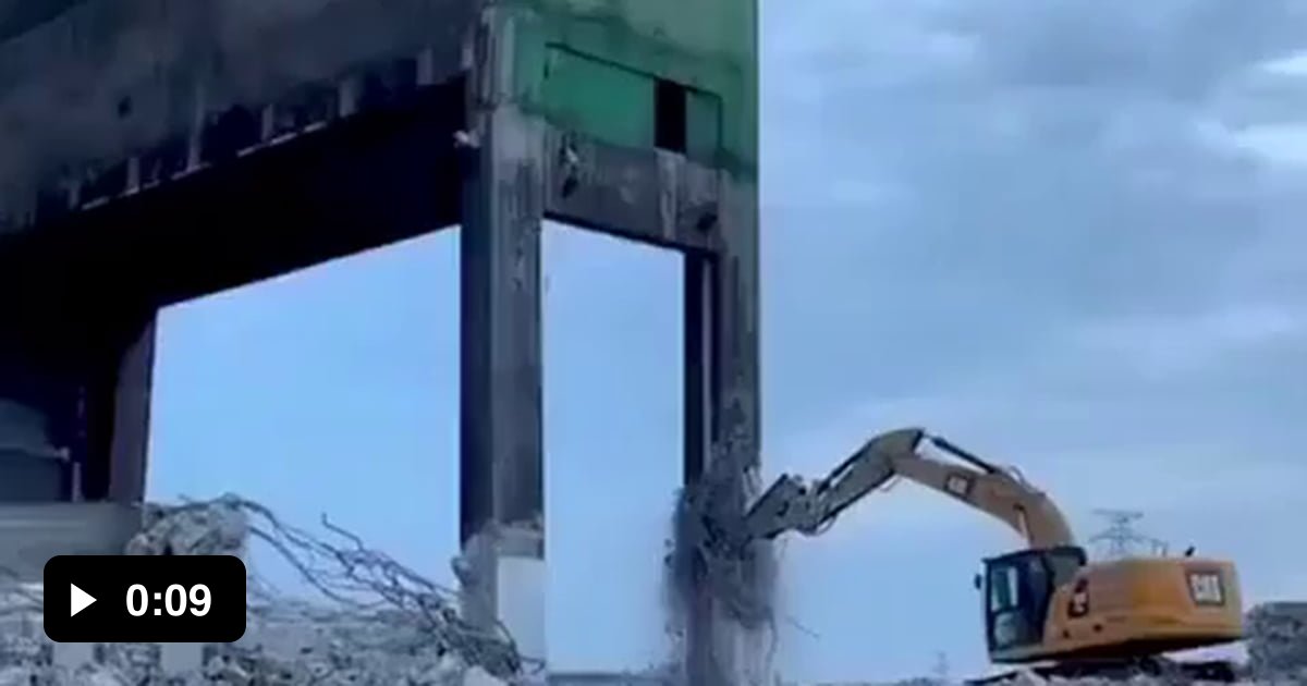 Spectacular demolition of a building A very dangerous and exciting spectacle - 9GAG