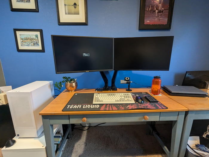 Clean set up for work and gaming - 9GAG