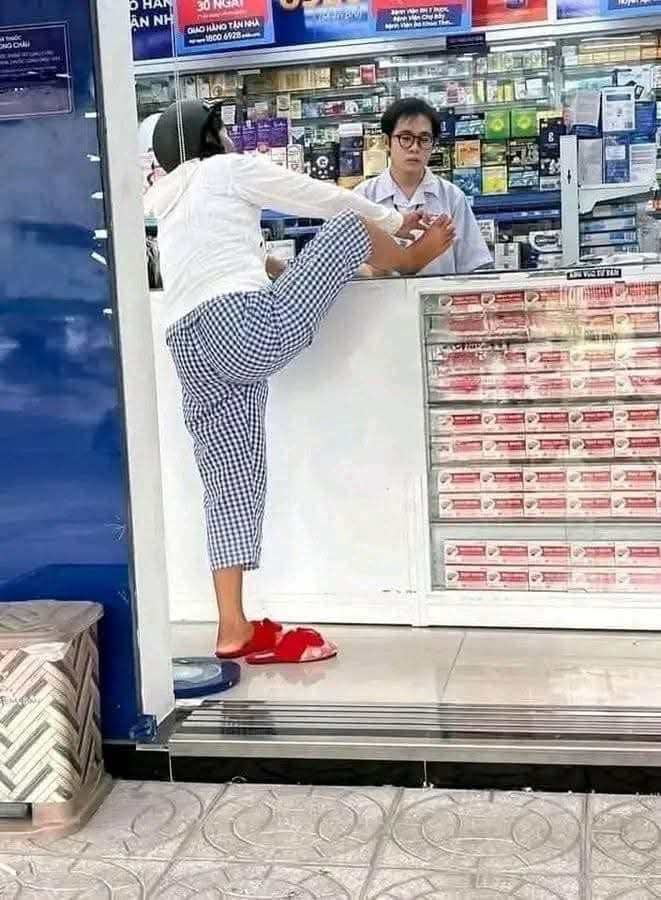 Get your black foot off my counter ma'am - 9GAG