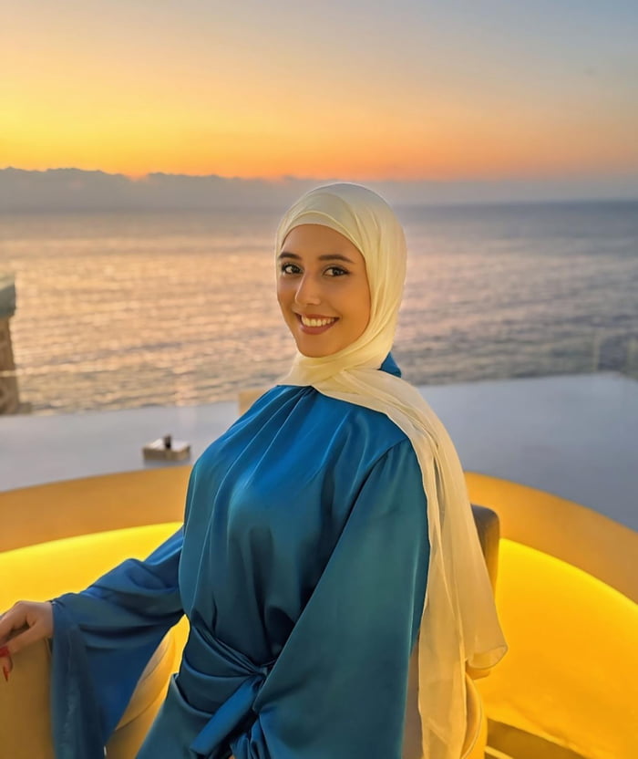 Does she qualify? - 9GAG