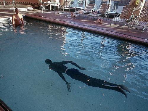 The late 7’7” NBA player Manute Bol swimming in a pool - 9GAG
