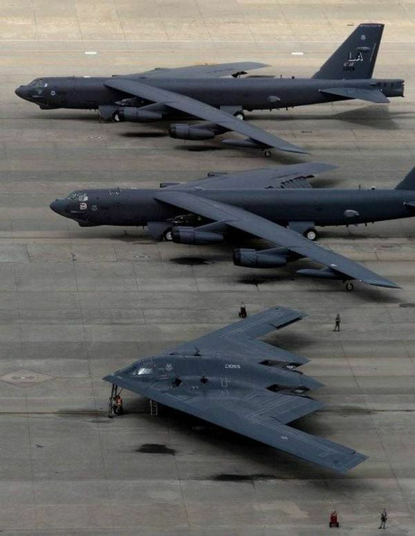 Just a reminder of how big a b2 bomber is, I always thought they were ...