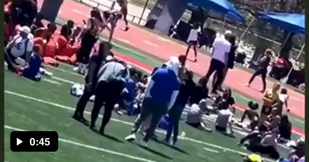 Kid's shoe came off at the beginning of the race, ran back to put it on ...