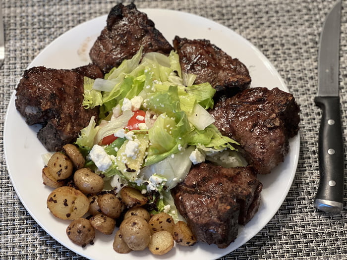 Dinner tonight..Lamb, Greek salad, garlic butter potato’s - 9GAG