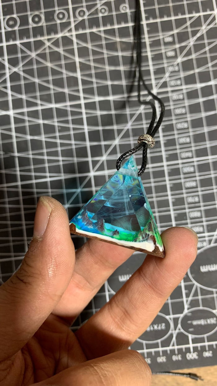 Pyramid resin pendant - 9GAG