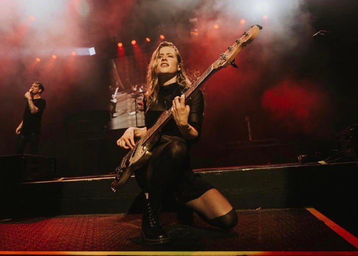 Panic at the Disco’s super hot bassist Nicole Row - 9GAG