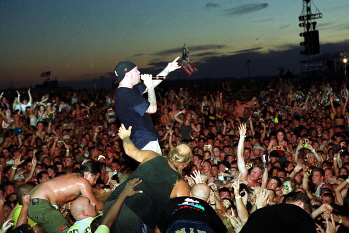 Fred Durst stopping a show to help a fan (1999) - 9GAG