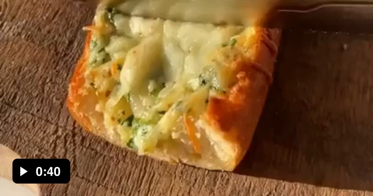 Cheesy garlic bread - 9GAG