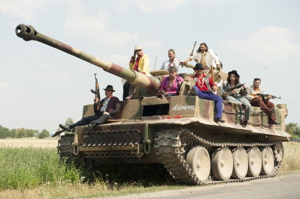 Actual footage of gypsies stealing tanks.....not - 9GAG