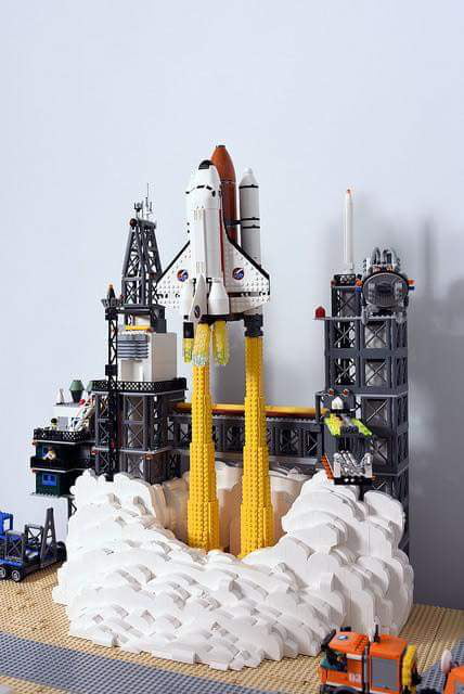 Space shuttle and station made from LEGO - 9GAG