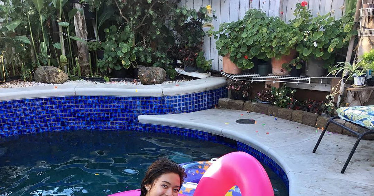 Floating in the pool - 9GAG