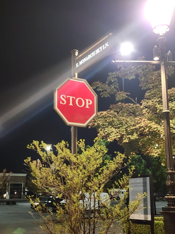 The font on these stop signs makes me irrationally angry - 9GAG