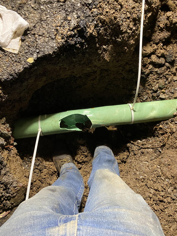 Need to get a straight cut on PVC? Use zip-ties - 9GAG