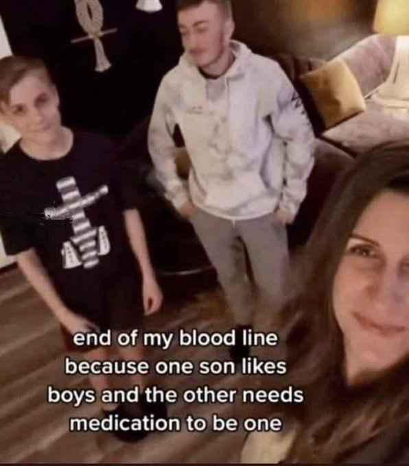 One's a rebel the other's...well needs help. - 9GAG