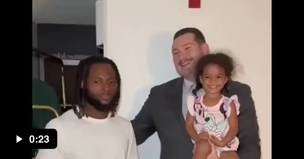 The way he picked both of them up, omg 😂 - 9GAG