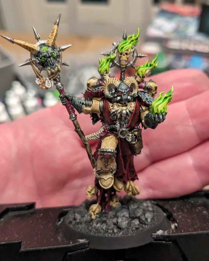 Started a Word Bearers offshoot warband yesterday. Decided to start with the HQ for some reason ...