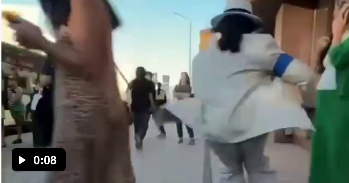 Moonwalk while skating on footpath - 9GAG