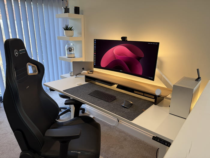 Clean work and play setup - 9GAG