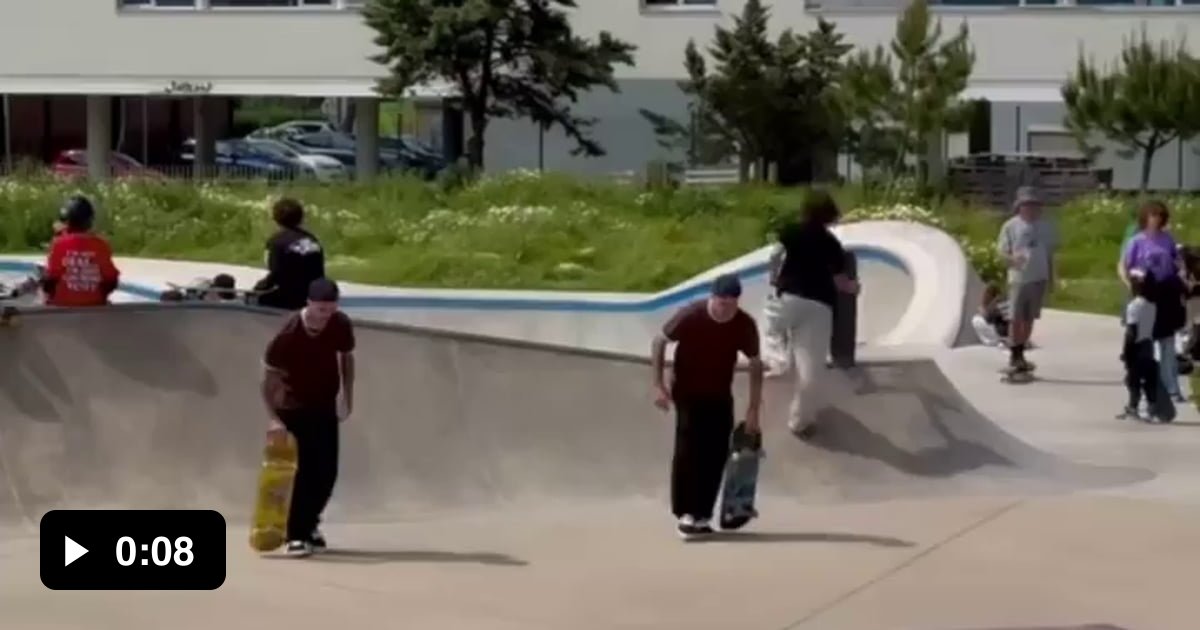 Twin brothers skateboarding in perfect sync - 9GAG