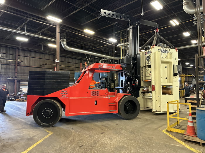 160K Ton forklift, love my job - 9GAG