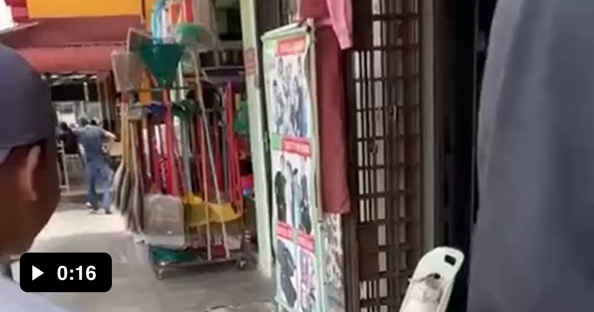 *sigh*, gini amat disuruh babu jaga toko. Bosan banget, tapi ini demi whiskas. - 9GAG