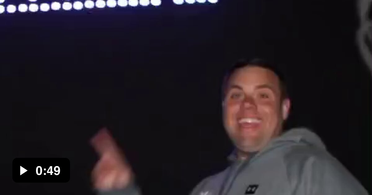 Rick rolled the entire city. - 9GAG