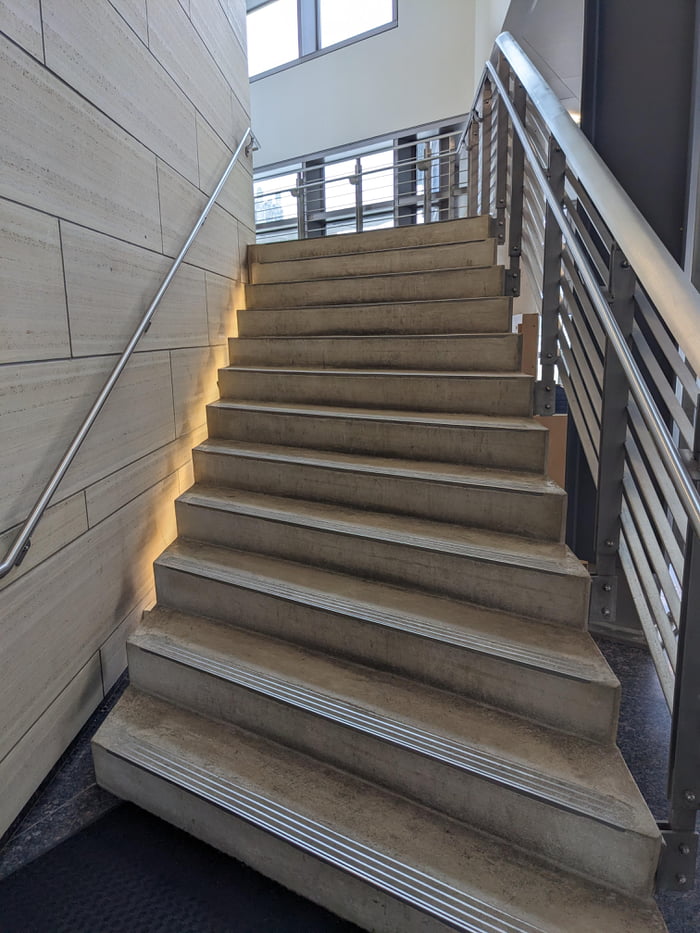 These stairs are at a 45° angle, so you're guaranteed to trip on them ...