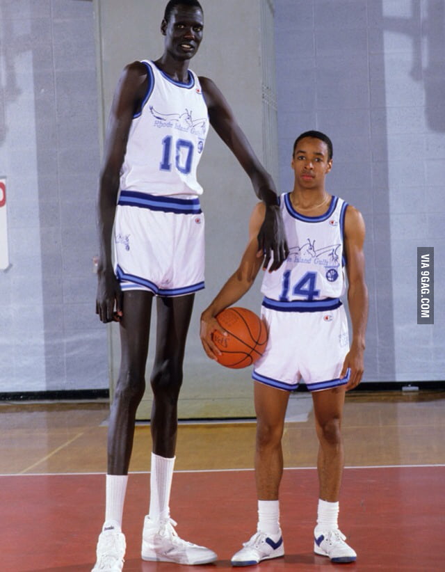 Manute Bol 7'7' next to Spud Webb 5'7' - 9GAG