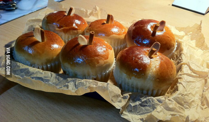 I tried - Apple shaped Apple bread... :) - 9GAG