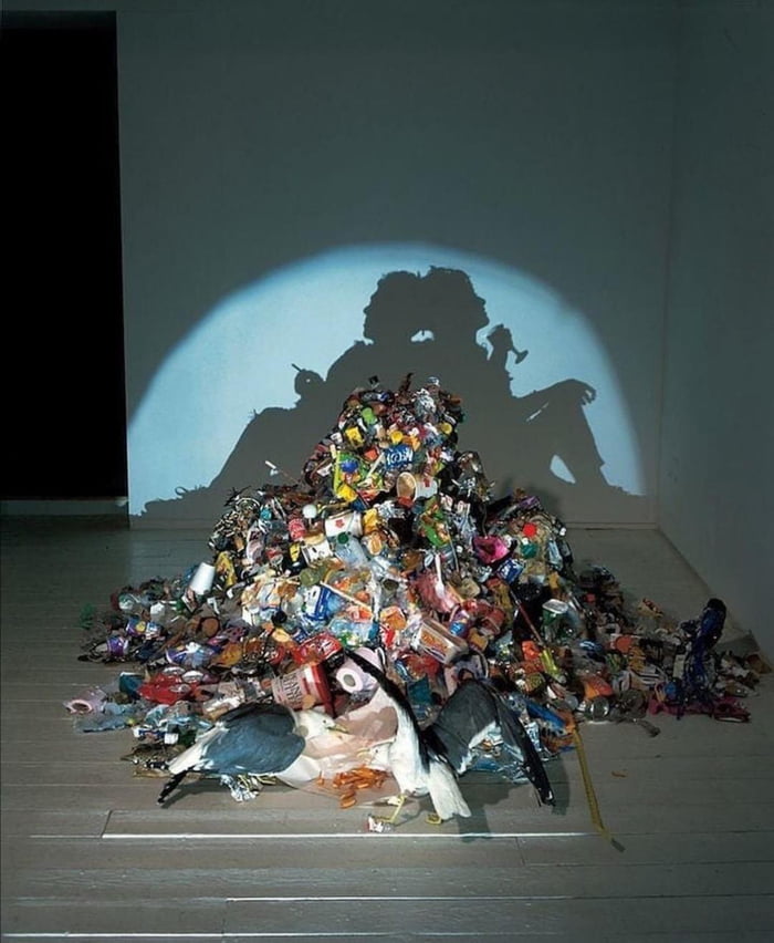 This amazing garbage shadow art done by Tim Noble and Sue Webster. - 9GAG