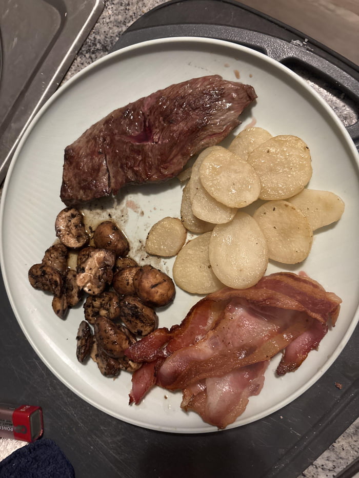 Steak and boxty (steak, bacon, portobello mushrooms and potato cakes ...