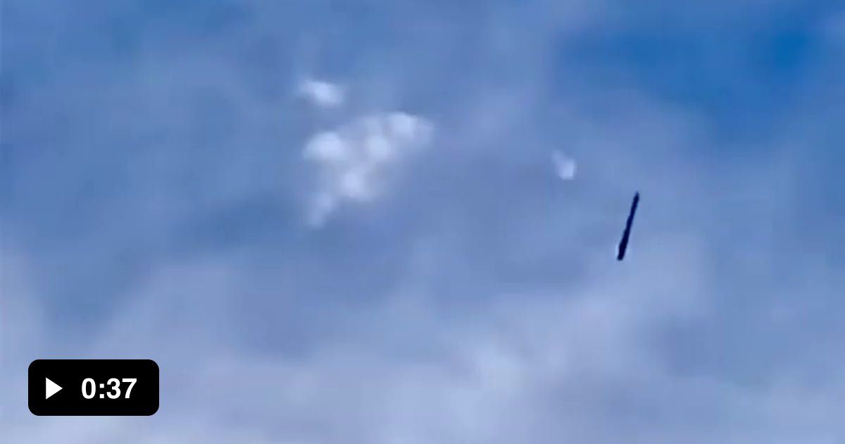 The SpaceX Falcon Heavy’s Side Boosters Gracefully Return to Land - 9GAG