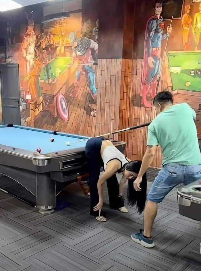 Getting a little help with that tricky shot - 9GAG