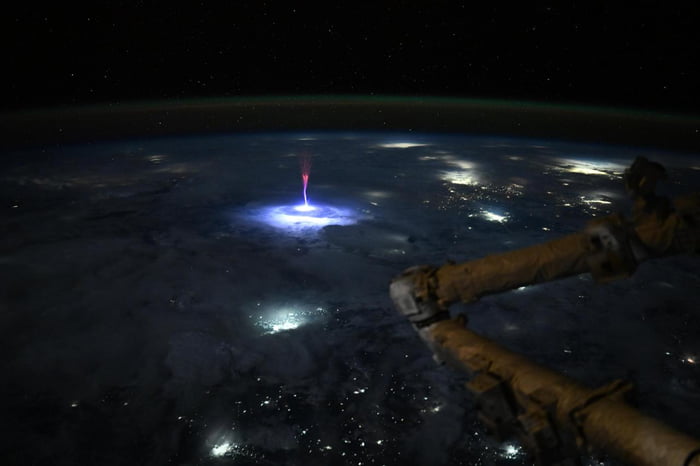 NASA has published a photo of a rare atmospheric phenomenon. Astronaut ...