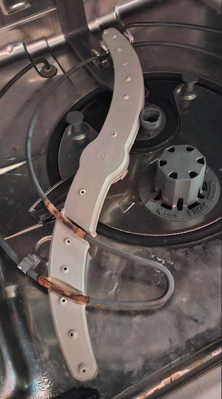 Dishwasher spray arm landed on the heating element - 9GAG