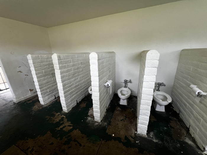 These toilet stalls. Are you using them?? - 9GAG