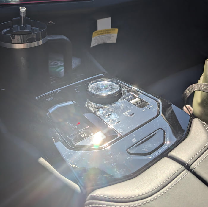 Car designers....Stop putting shiny reflective surfaces in cars. - 9GAG