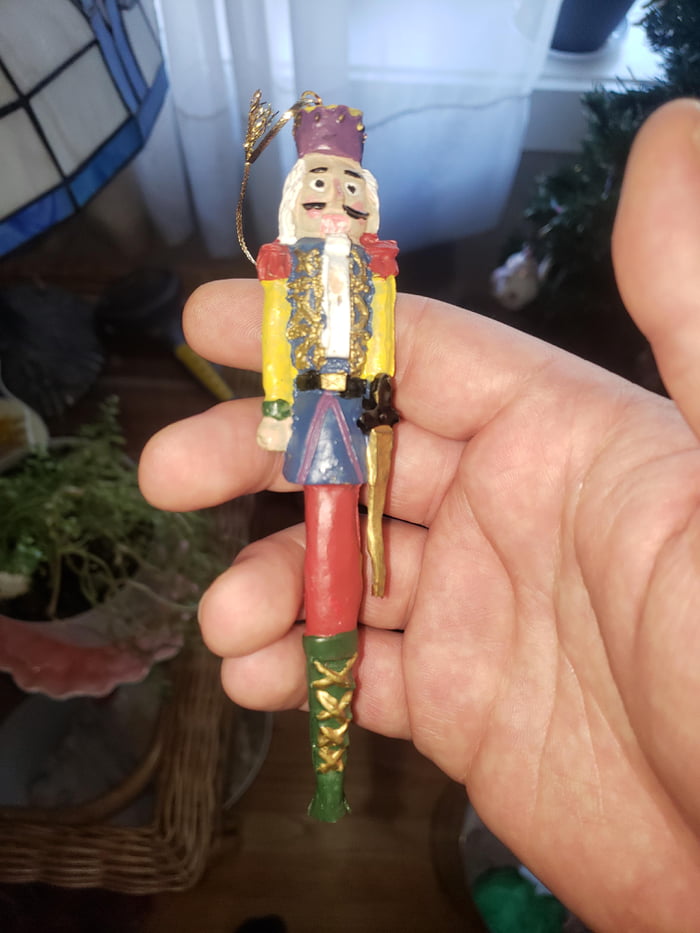 This nutcracker with a single leg - 9GAG