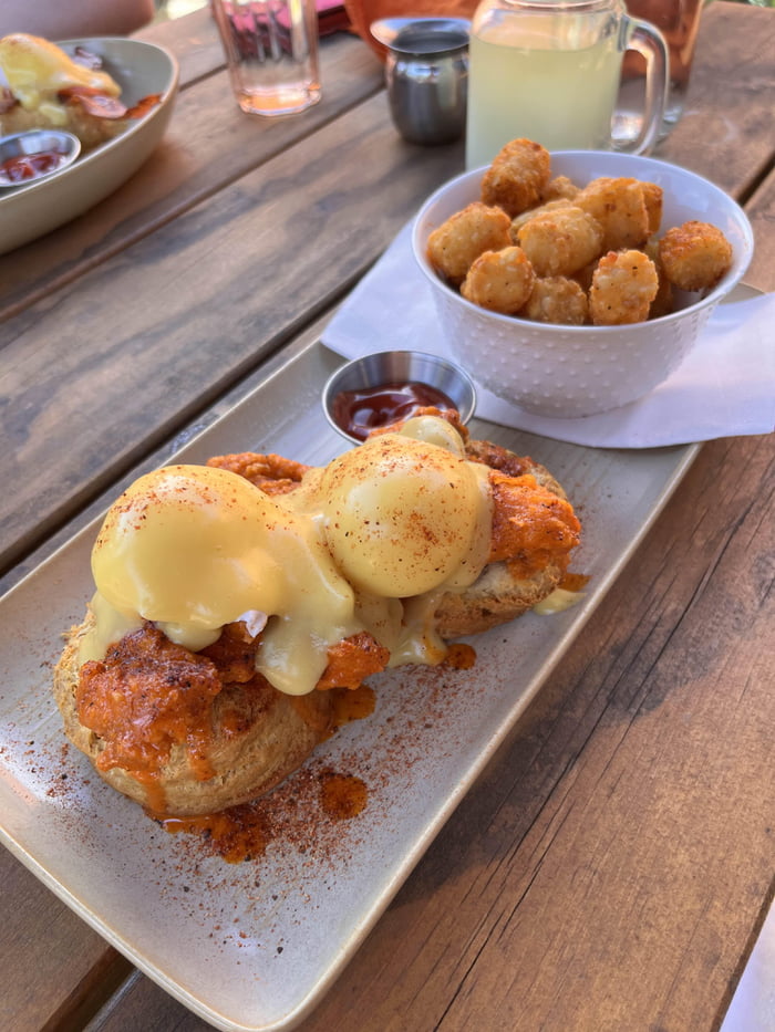 Hot fried chicken with benedict poached eggs on biscuit - 9GAG