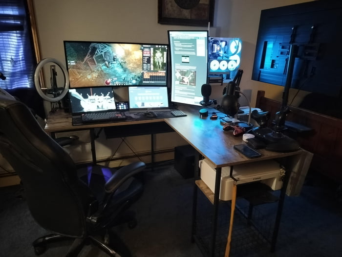 Main setup. Final monitor configuration. - 9GAG