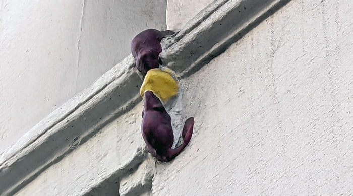 The Smallest Statue in London - 9GAG