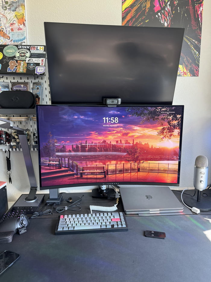 Need help vertical stacking large monitors - 9GAG