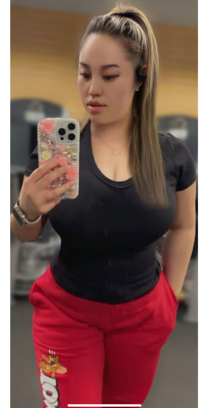 Check out the slim waist - 9GAG