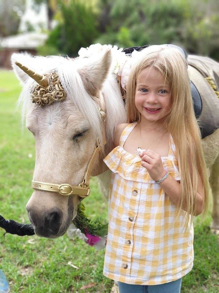 She loves the Unicorn - 9GAG